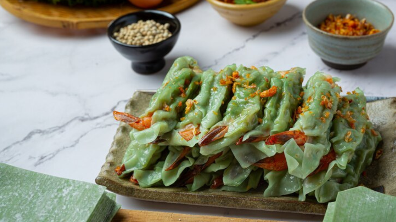 10 Best Famous Foods to Try in Vietnam - PrabhiTravels.com