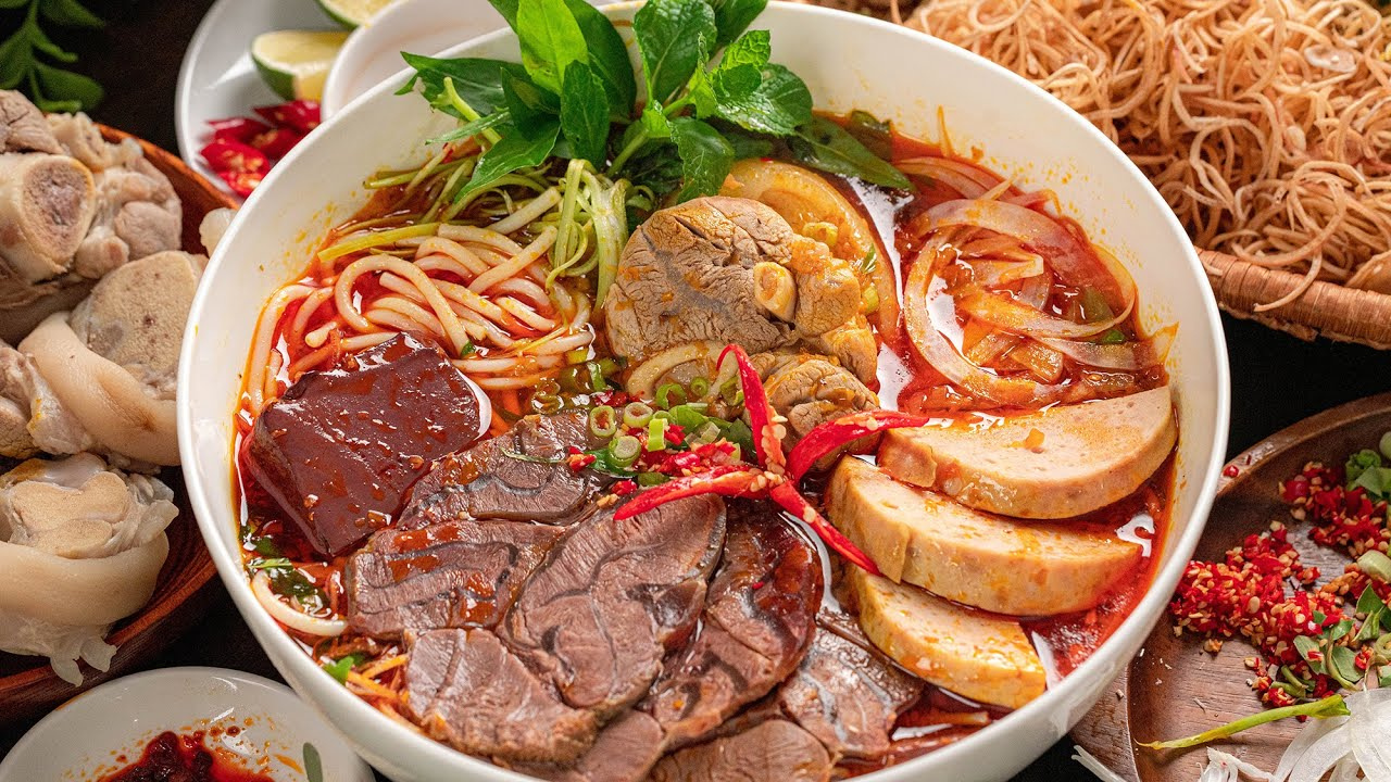 10 Best Famous Foods to Try in Vietnam - PrabhiTravels.com